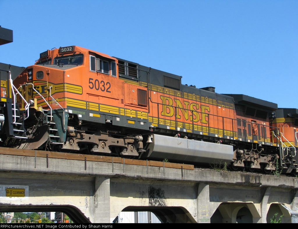 BNSF5032 C44-9W overhead!